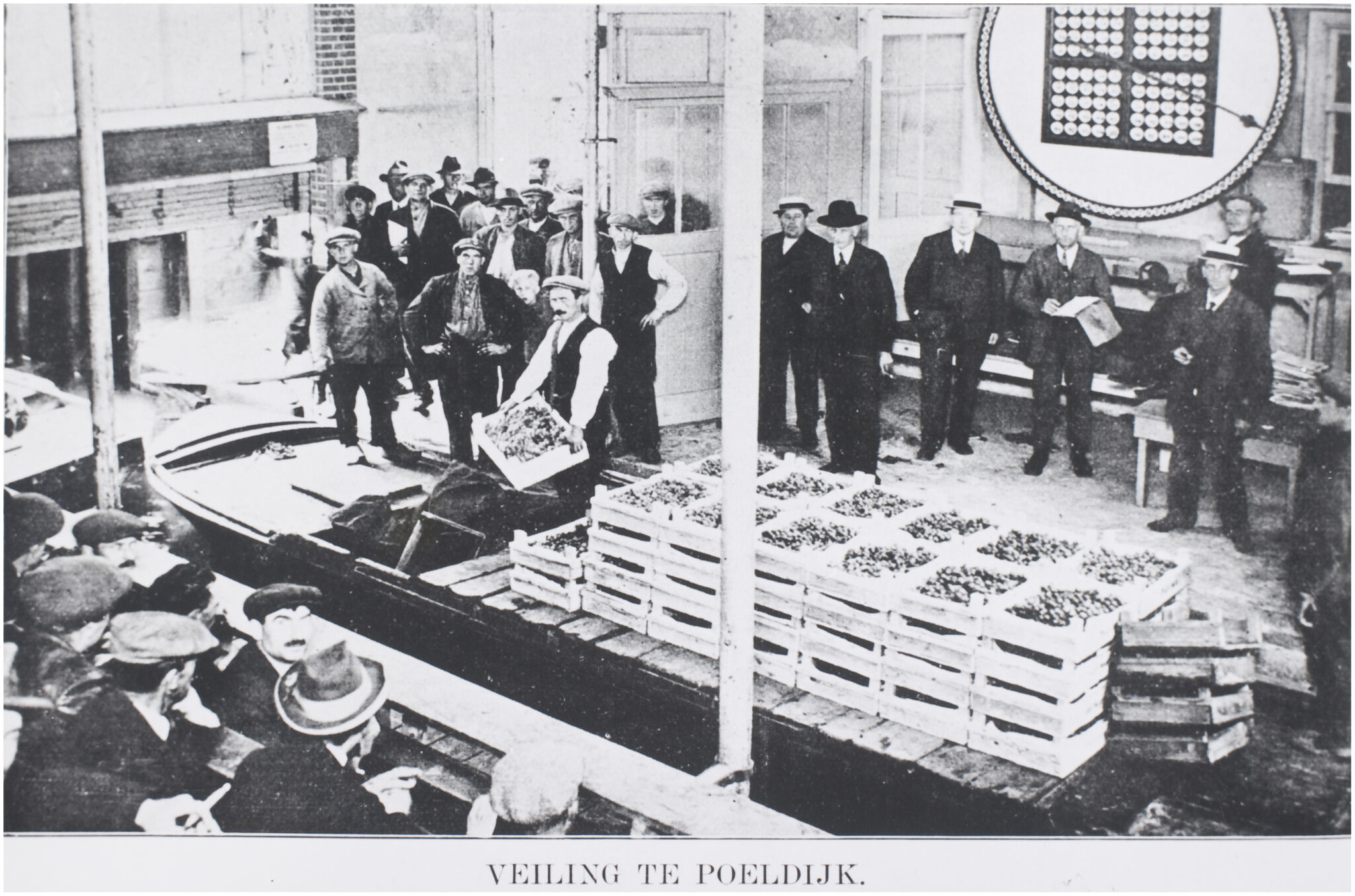 Toen schuiten nog naar de veiling in Poeldijk gingen: deze oude foto's ...