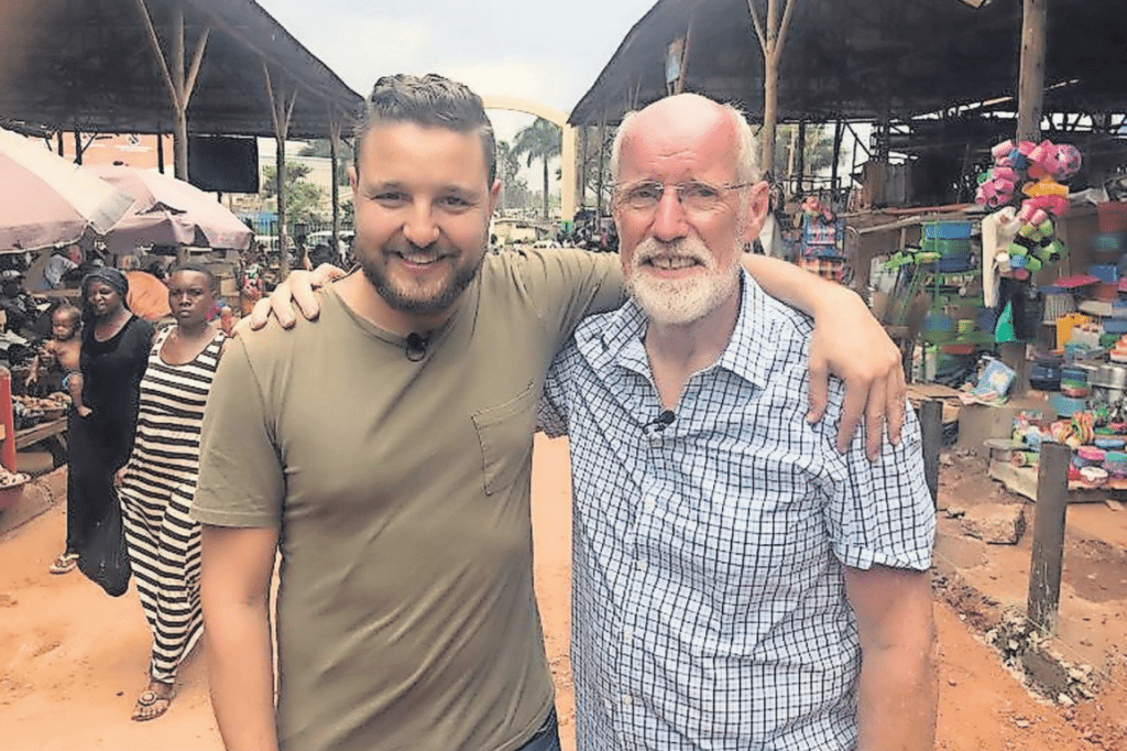 Victor vertelt in KRO's De Reünie over wat hij doet in een Ugandese ...