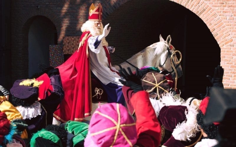 Toen in Woerden: Bram van der Vlugt als Sinterklaas in Woerden gespot ...