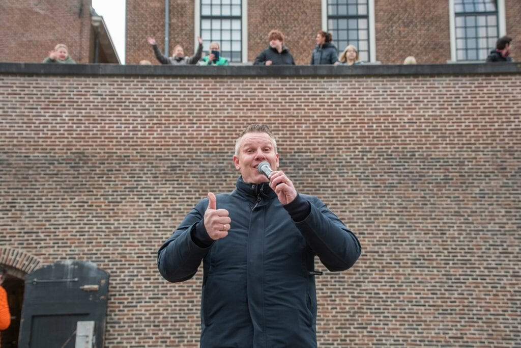 Zanger Marco doet een tournee langs Woerdense zorginstellingen: 'Mensen ...