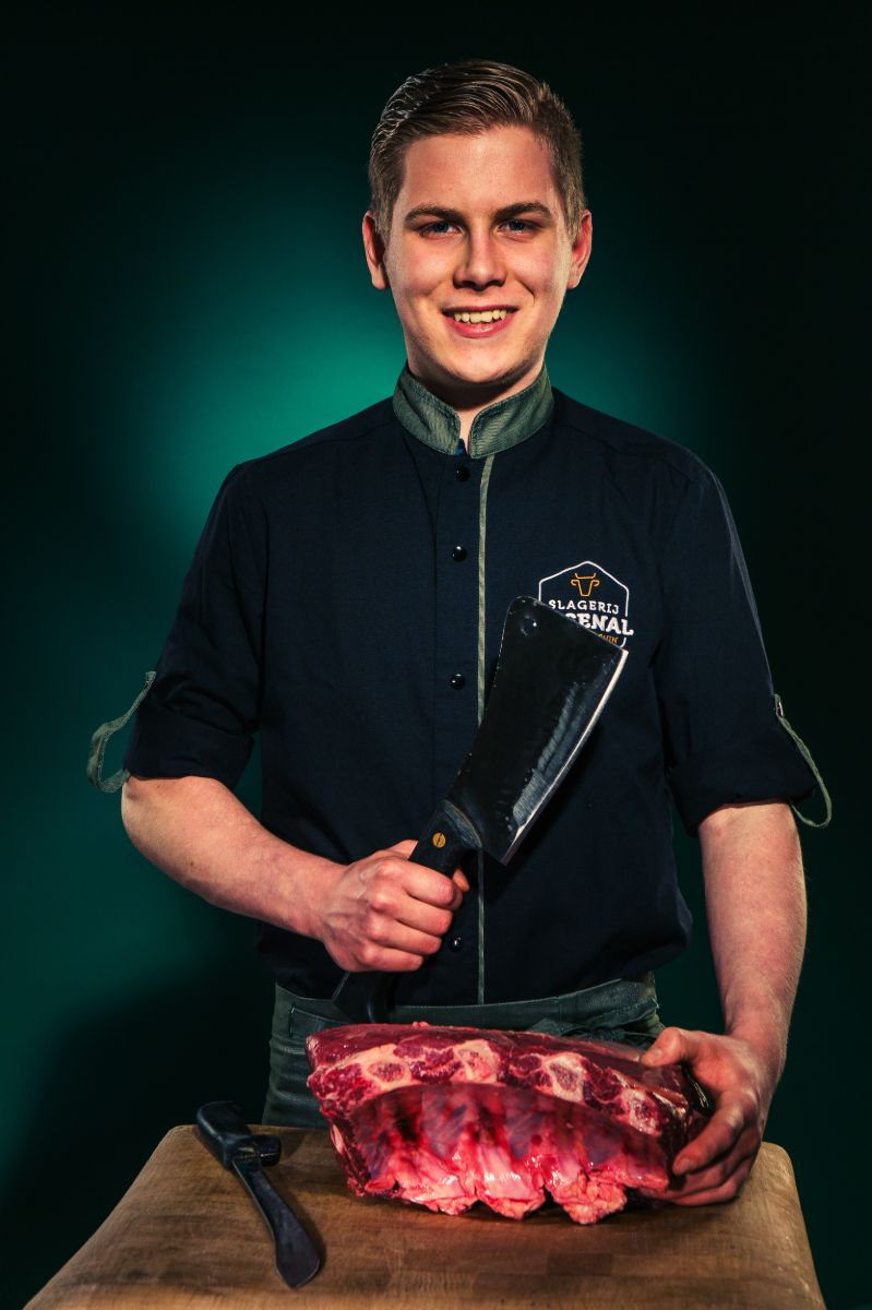 Pieter is de jongste slager van Nederland: 'Ik kwam hier al elke dag na school' - indebuurt Woerden