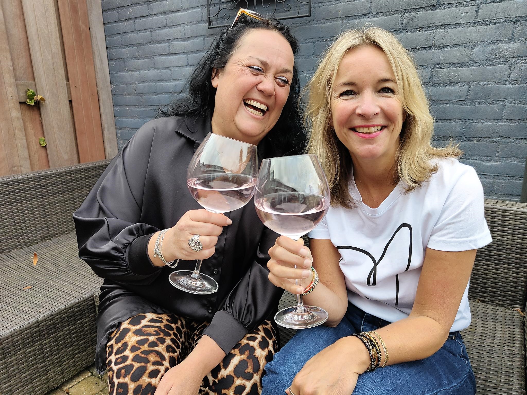 'Bij mijn eerste zoen stond ze te juichen': José en Carina hebben een bijzondere vriendschap