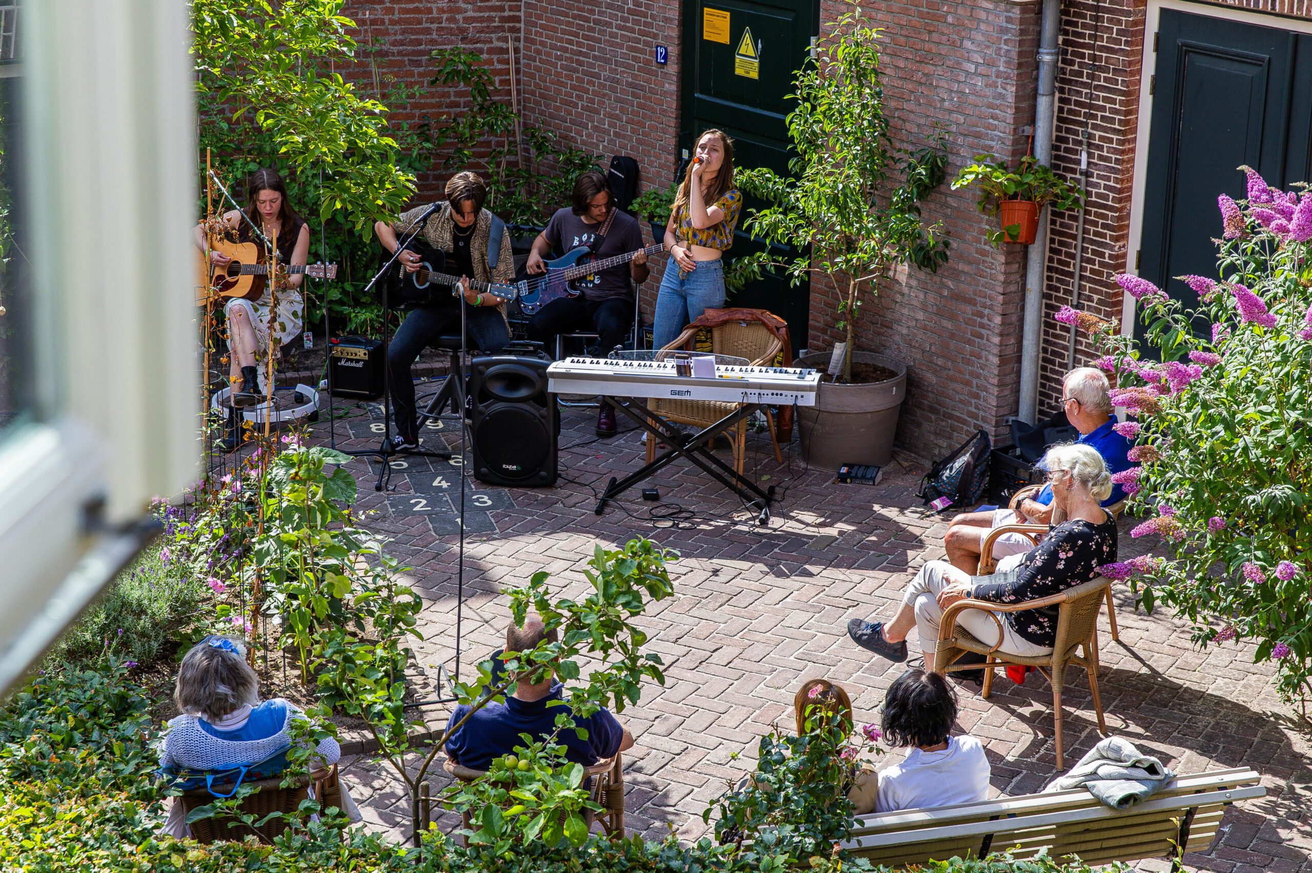 Gluren bij de Buren: in deze Woerdense tuinen zijn gratis optredens op zondag 30 juni ...