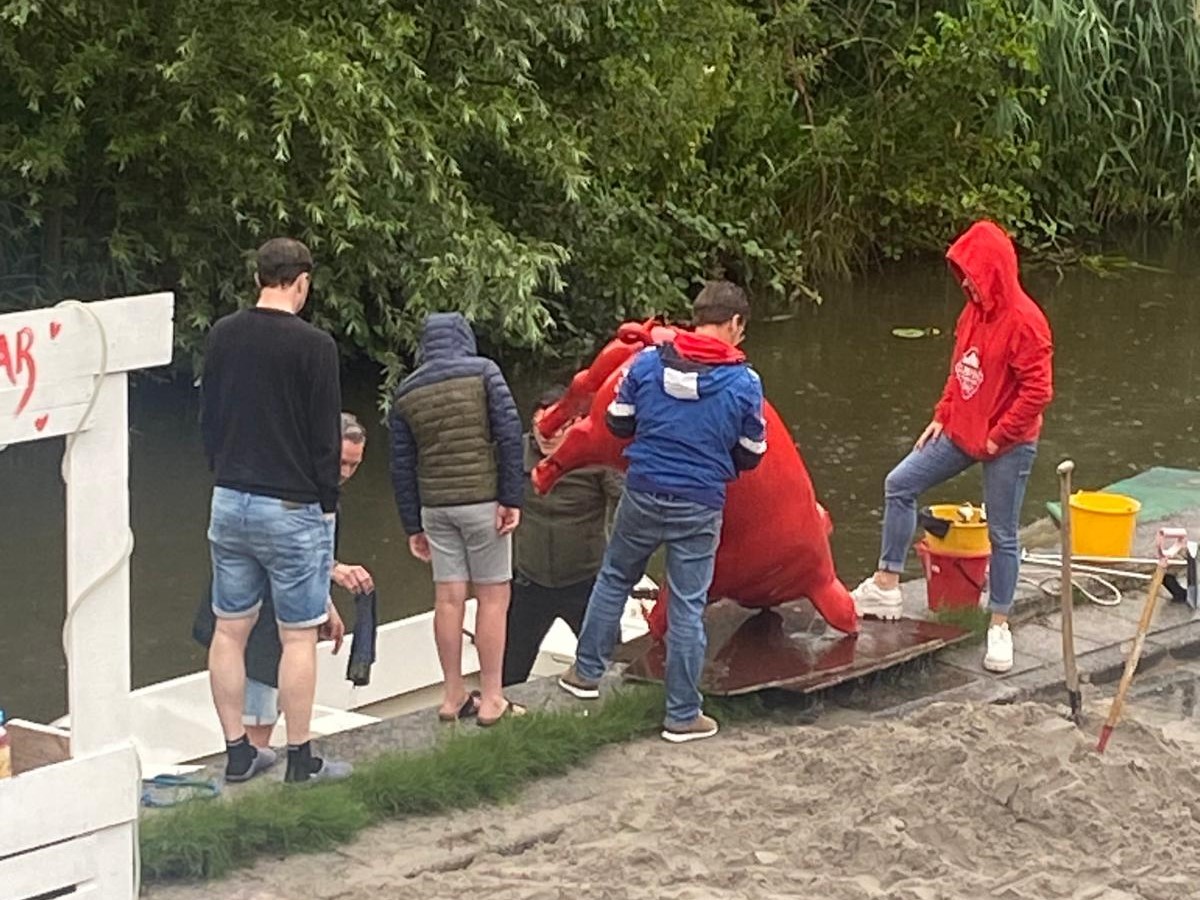 Huh!? Er 'zwom' een rood varken in de Singel en dit is waarom ...