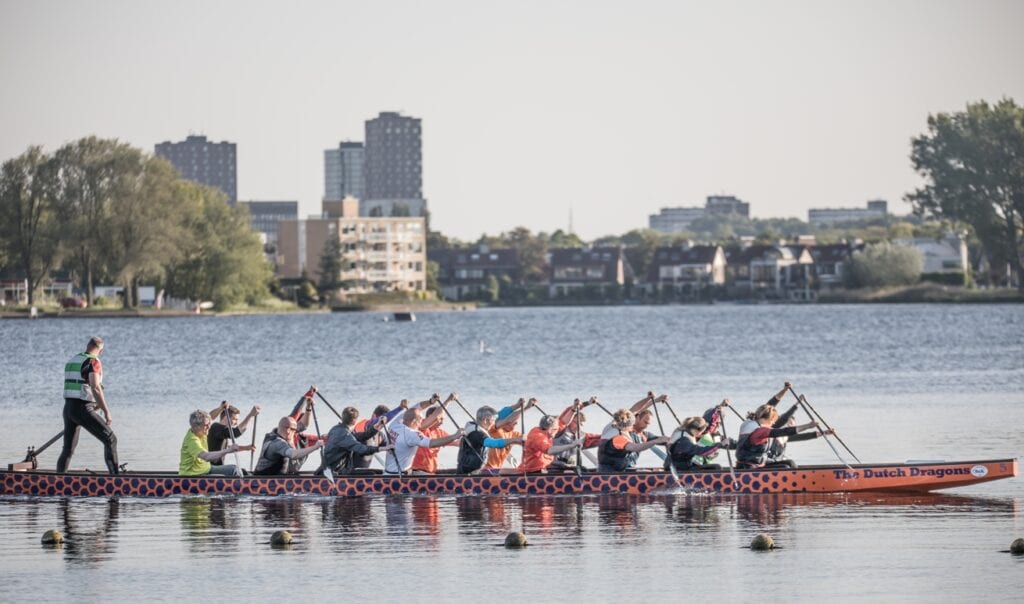 8x prachtige beelden van The Dutch Dragons in hun drakenboot ...
