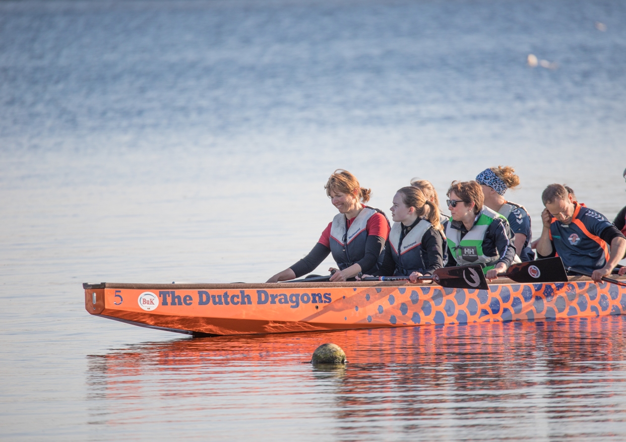 8x prachtige beelden van The Dutch Dragons in hun drakenboot ...