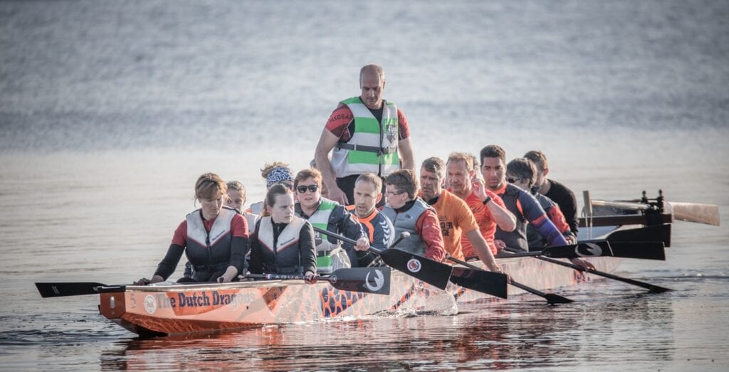 8x prachtige beelden van The Dutch Dragons in hun drakenboot ...