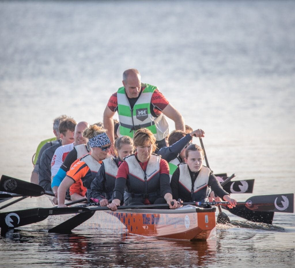 8x prachtige beelden van The Dutch Dragons in hun drakenboot ...