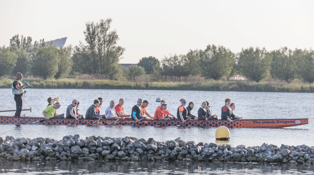 8x prachtige beelden van The Dutch Dragons in hun drakenboot ...