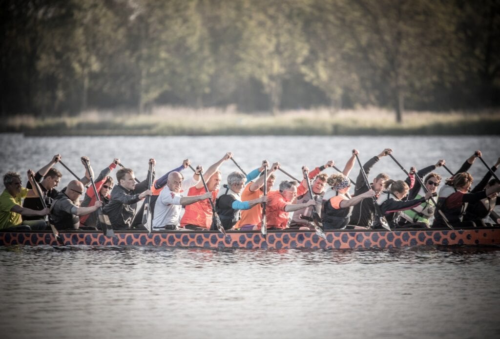 8x prachtige beelden van The Dutch Dragons in hun drakenboot ...