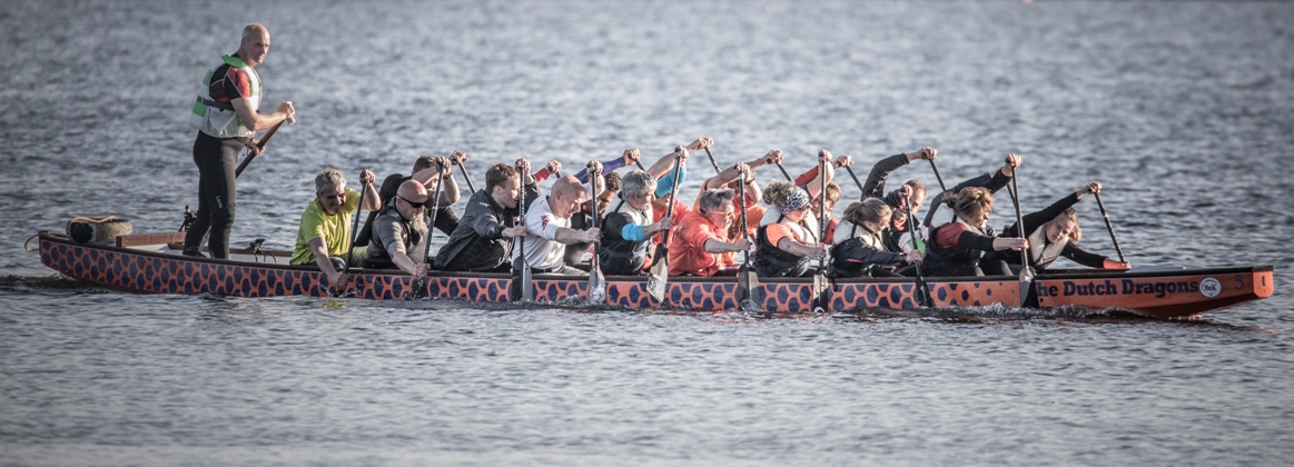 8x prachtige beelden van The Dutch Dragons in hun drakenboot ...