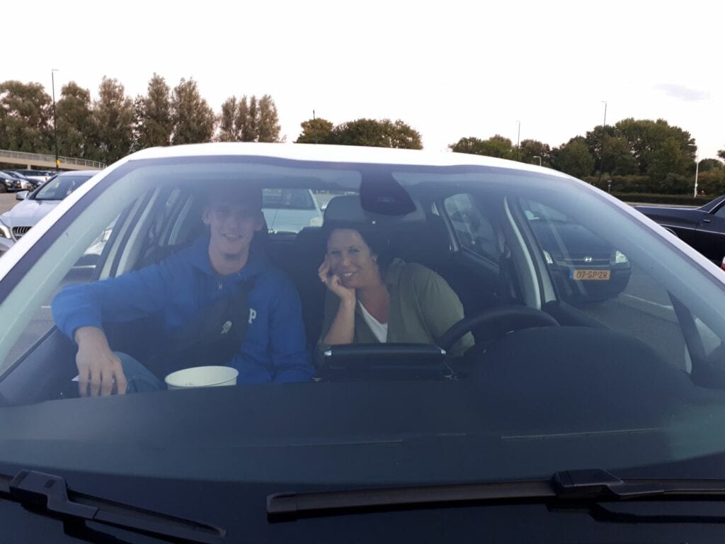 8x foto's van jullie in de auto tijdens de drive in bioscoop ...