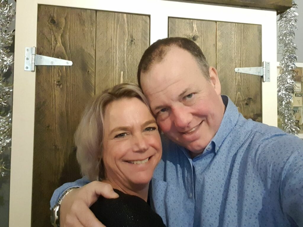 Door Corona geen huwelijk voor Scott en zijn Natasja: "De datum laten ...