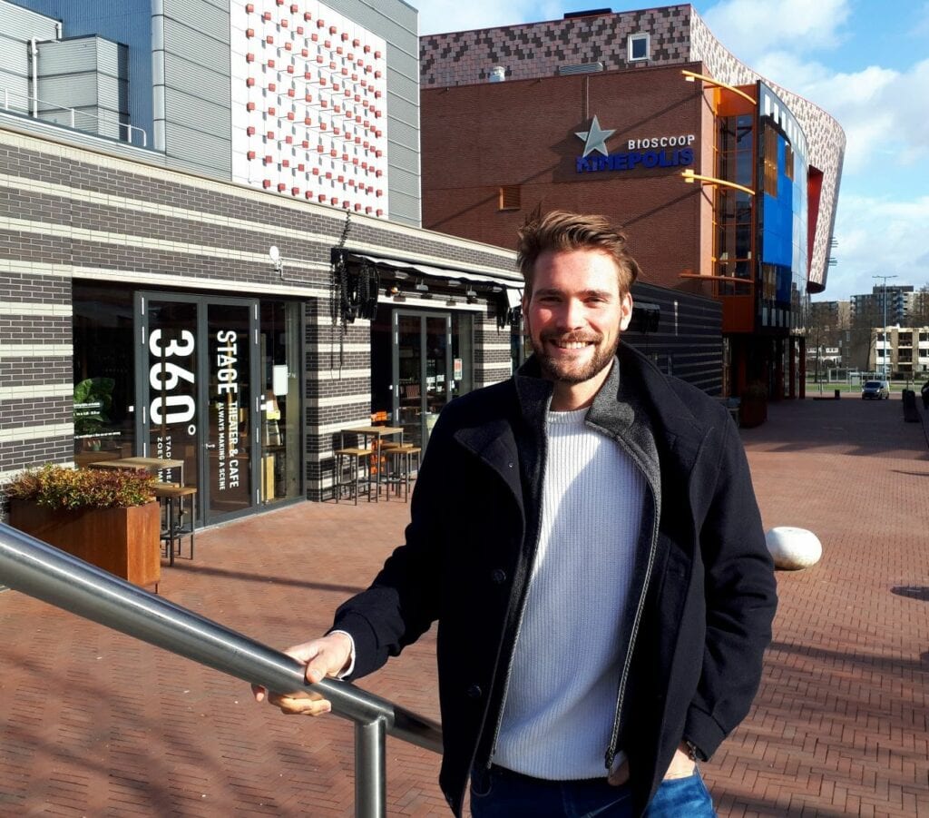 Model en singersongwriter Roy maakt prachtig muzieknummer voor ons ...