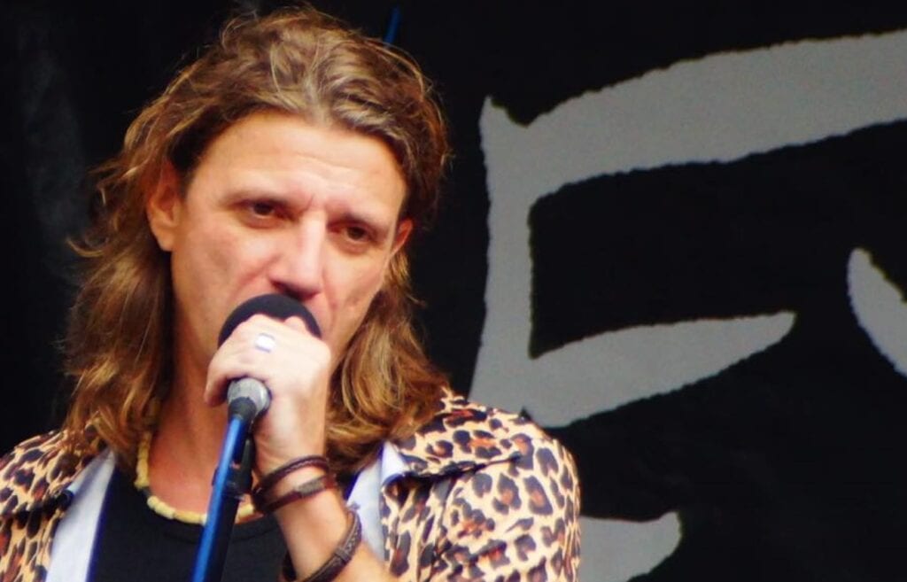 In coronatijd: Muzikant Mike speelt met 40 muzikanten tegelijk Heroes ...