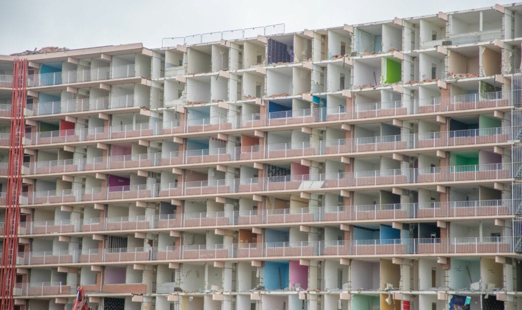 De sloop is begonnen: 7 x beelden van de laatste sloopflat in ...