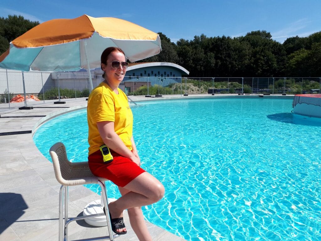 Susan is lifeguard in het nieuwe buitenbad: 'Ik heb leuke herinneringen ...