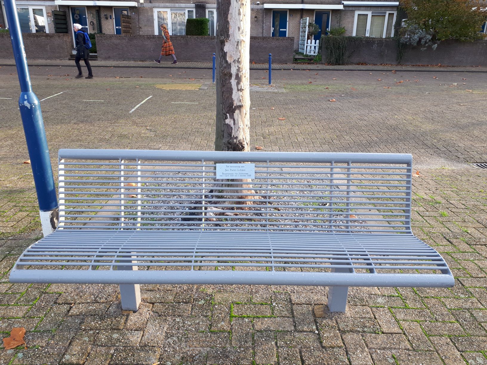 Dit is waarom deze zes bankjes langs de Dobbeplas allemaal verschillend ...