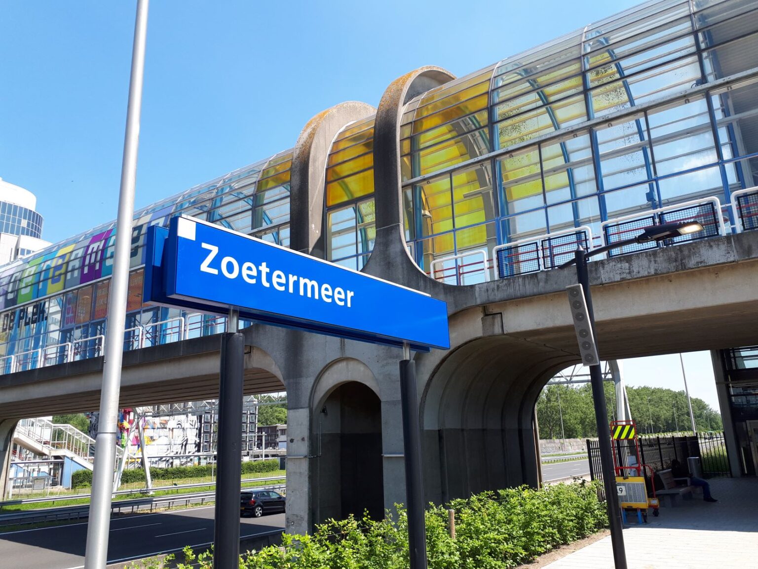 Mysterie: dit is de betekenis van het witte bord met een ‘v’ op station Zoetermeer - indebuurt ...