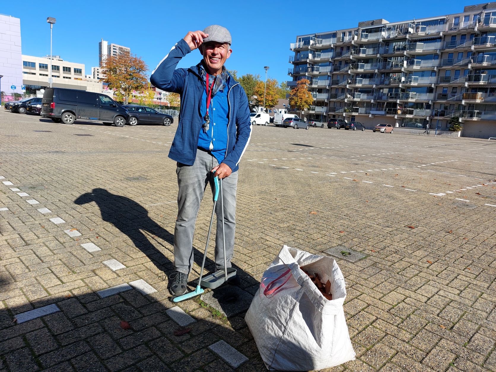 Ravic veegt elke dag het marktplein: 'Ik koop wel 60 onkruidborstels ...
