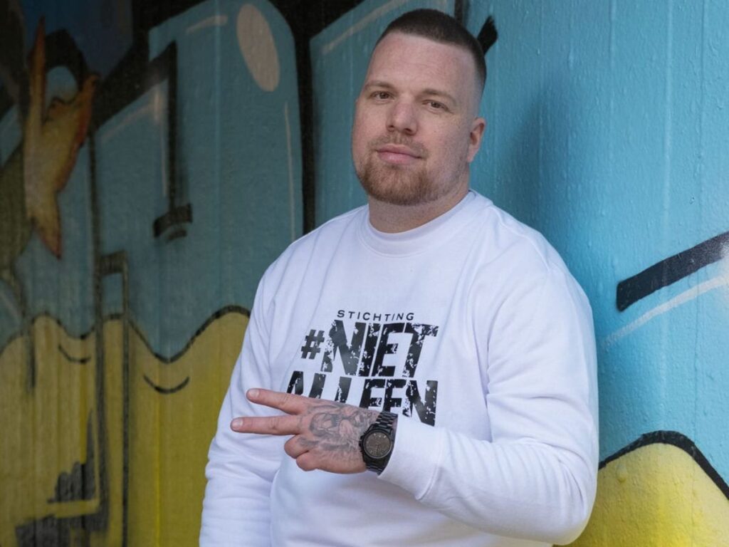 Yorick weet wat het is om eenzaam te zijn en helpt nu andere jongeren ...