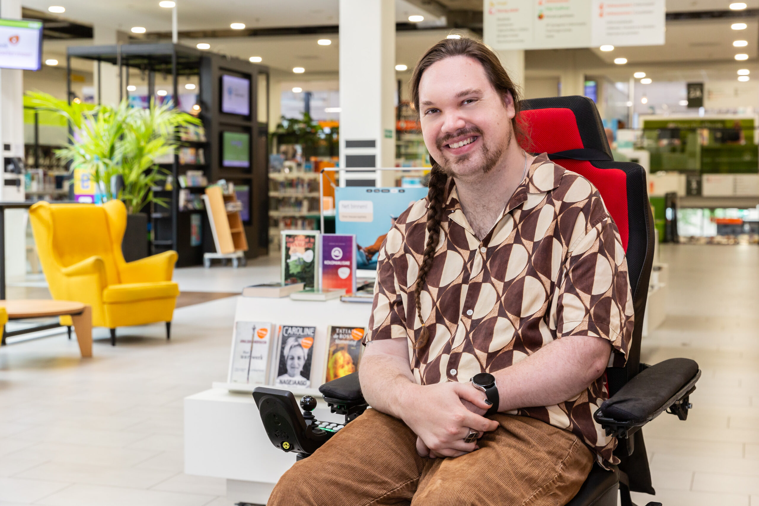 Pieter-Bas zit in een rolstoel en werkt bij de bieb: 'Kijk naar de ...