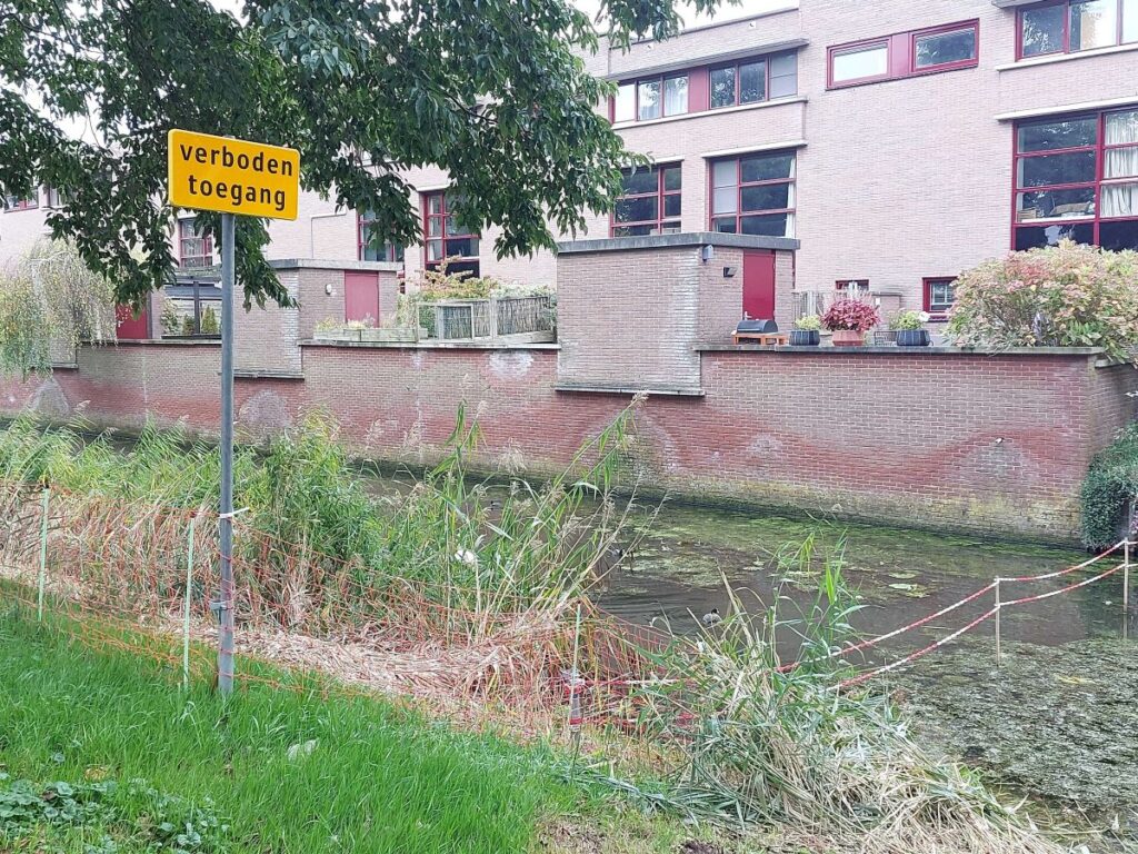 Hierom staan er borden met 'verboden toegang' aan de Houtsingel ...