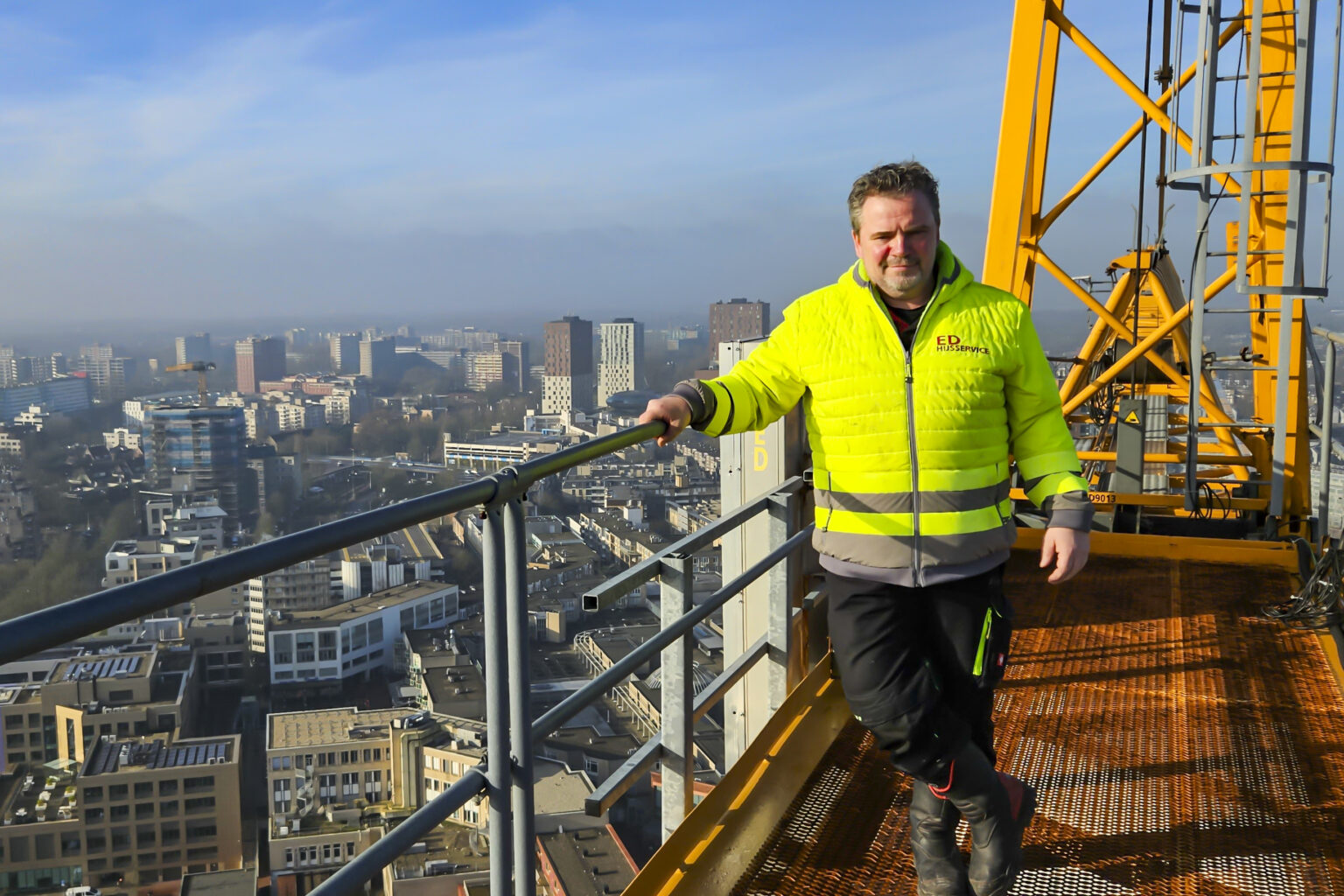 Kraanmachinist Ed werkt op 95 meter boven het Stadshart: 'Bij hoge nood ...