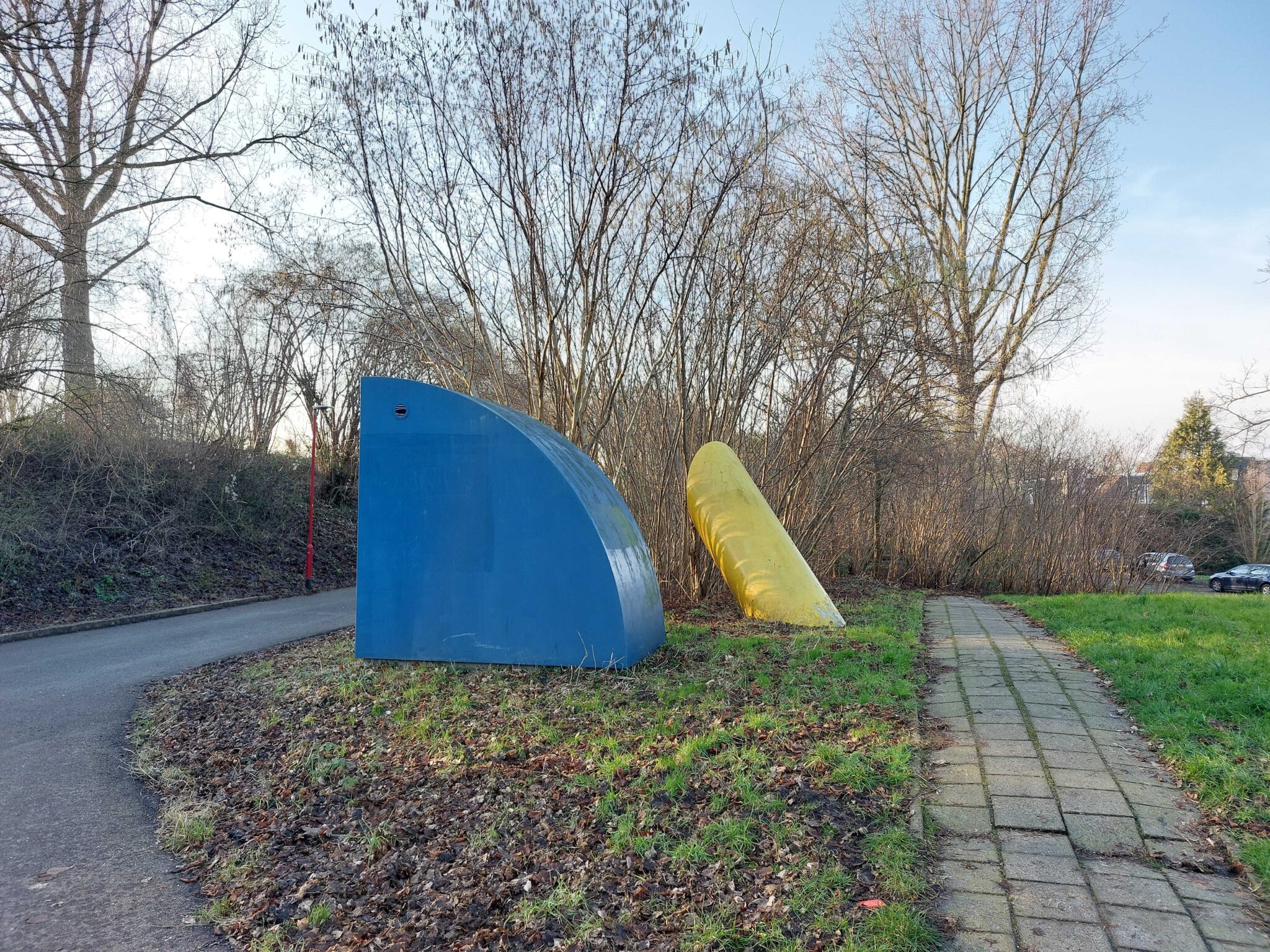 Kijk! Onder deze blauwe en gele vormen in Seghwaert zit een donkere ...