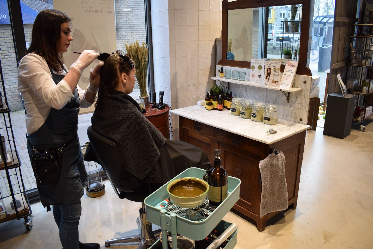 Deze kapper kleurt je haar met 100% gemalen planten - indebuurt Zwolle