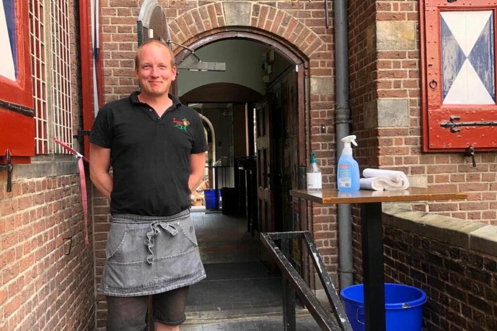 Kees is manager van het Refter 'Opeens weer 10 uur op je benen staan ...