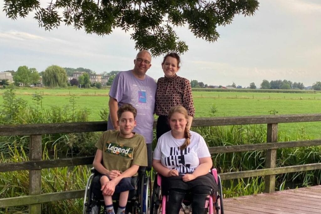 Mandy's kinderen zijn rolstoelgebonden: 'Een open ruggetje, dat fiksen ...