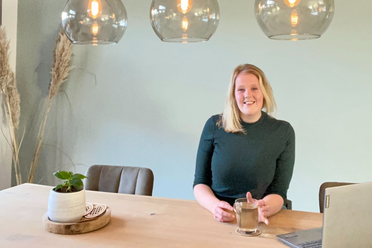 Binnenkijken bij Laura: 'Onze eyecatcher is de lamp boven de eettafel ...