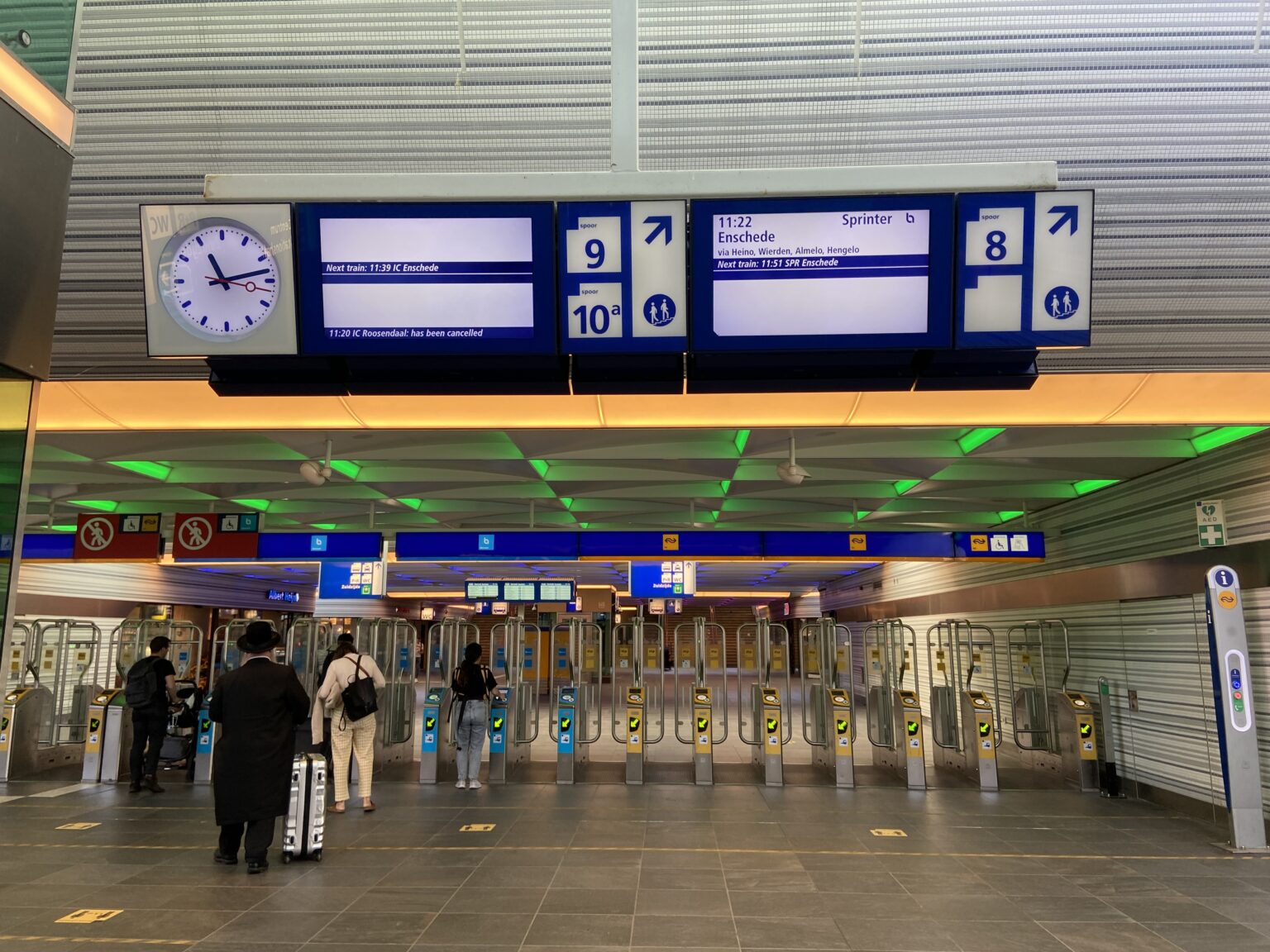 Geen ov-chipkaart meer nodig: zo werkt inchecken met je betaalpas ...