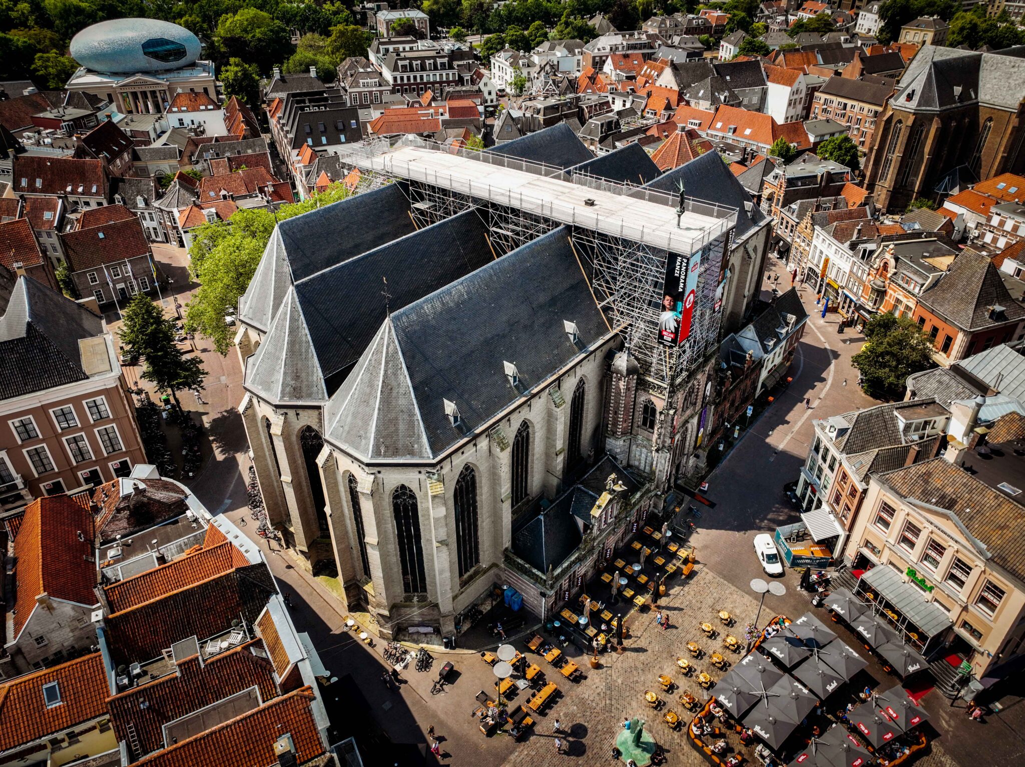 Zo zag je Zwolle niet eerder: panoramadak op ruim 30 meter hoogte boven de kerk [VIDEO ...