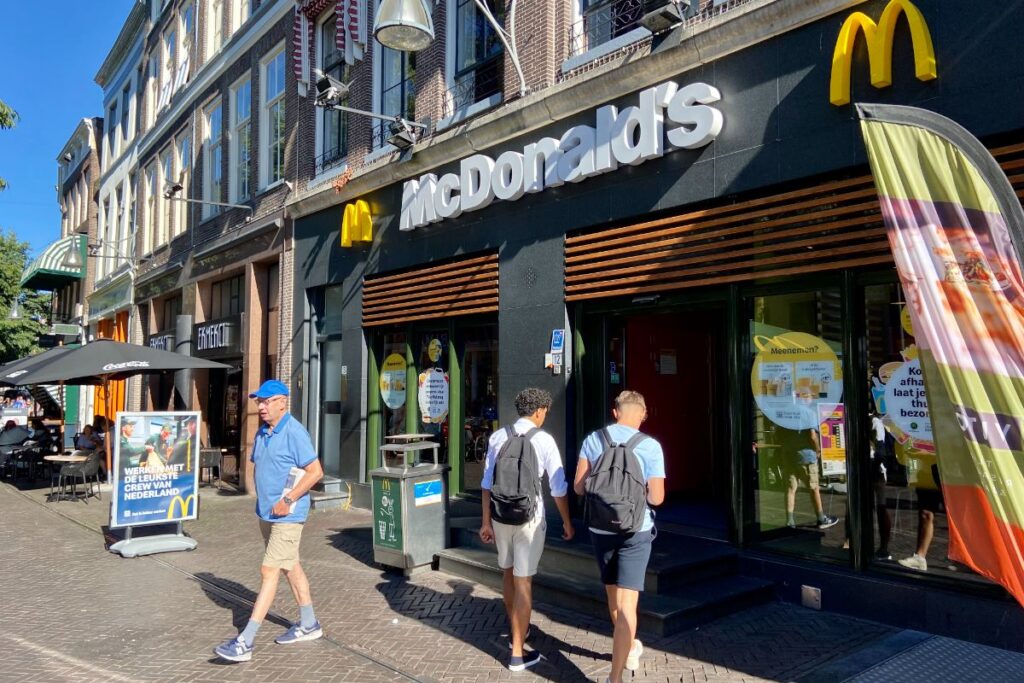 Hierom betaal je 3,50 meer voor een Big Mac-menu in Zwolle dan in ...