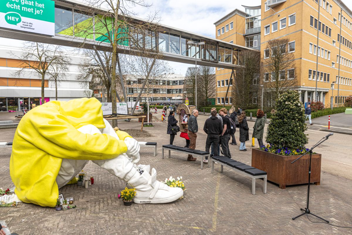 Hierom zit een enorme, treurige jongen voor de ingang van Hogeschool Windesheim - indebuurt Zwolle