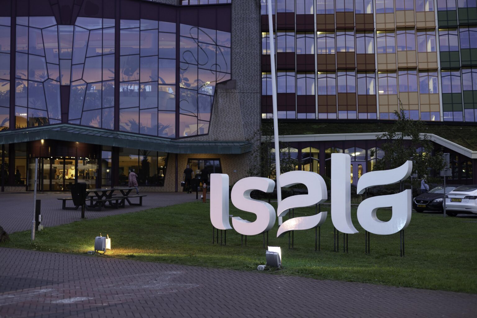 Jonge mensen met kanker steunen: bij ziekenhuis Isala koop je donderdag ...