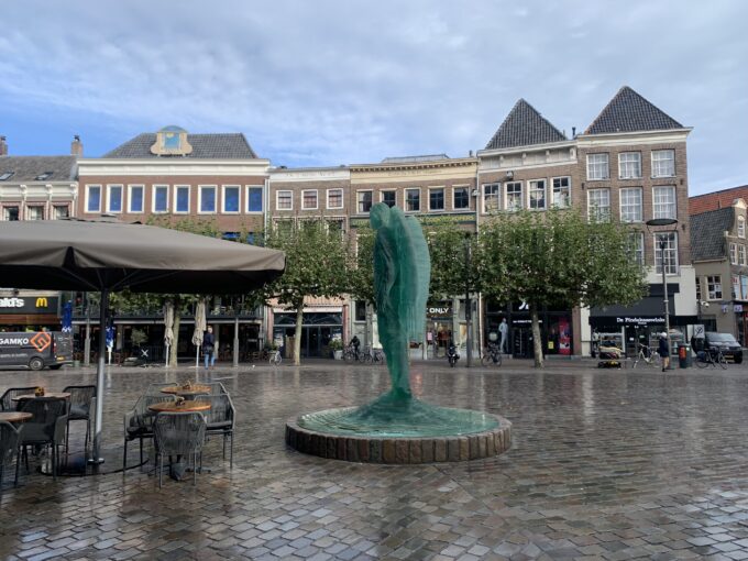 Dit beeld stond vóór de Glazen Engel op de Grote Markt in Zwolle (en ...