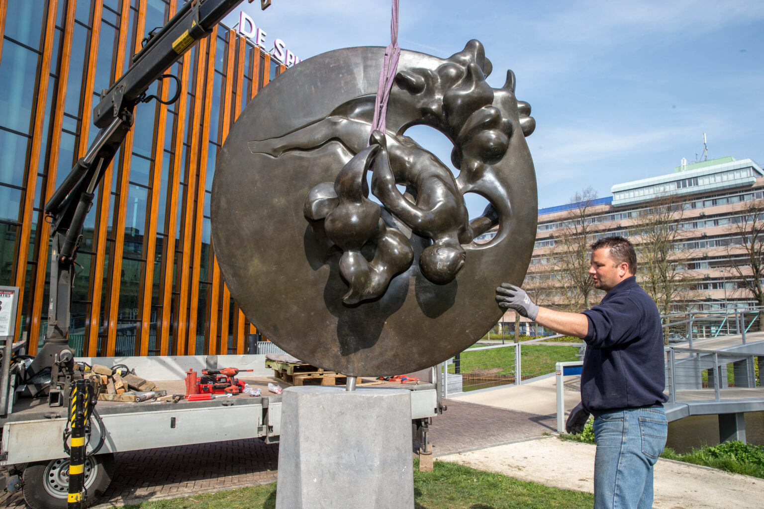 Dit beeld stond vóór de Glazen Engel op de Grote Markt in Zwolle (en ...