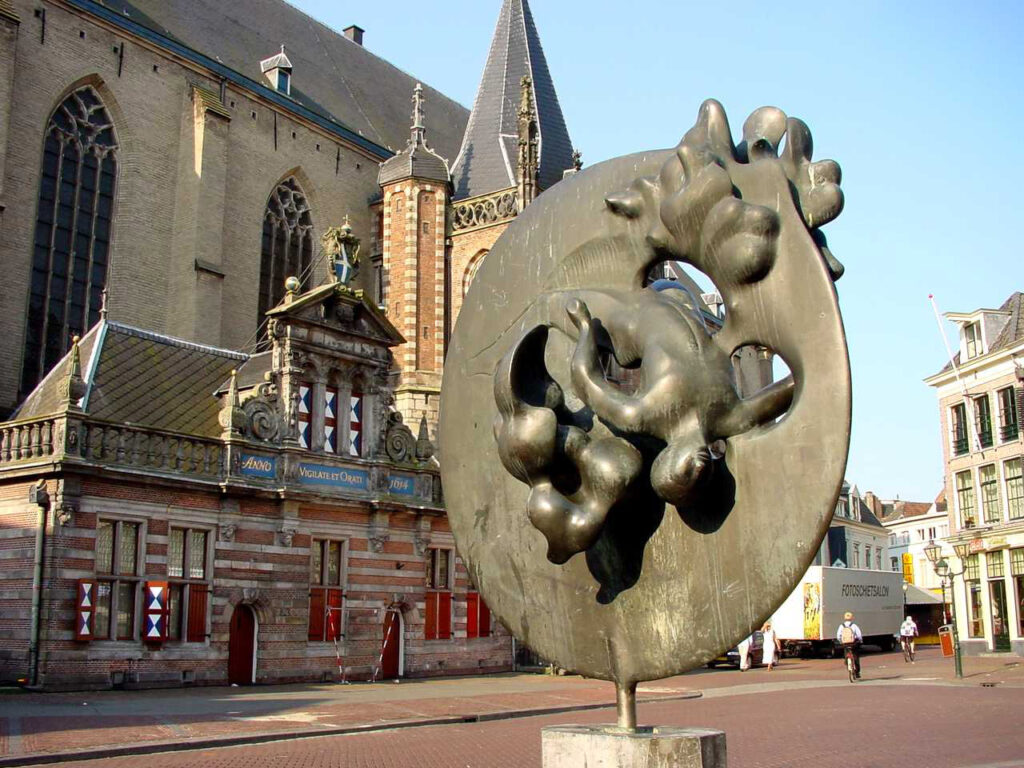 Dit beeld stond vóór de Glazen Engel op de Grote Markt in Zwolle (en ...