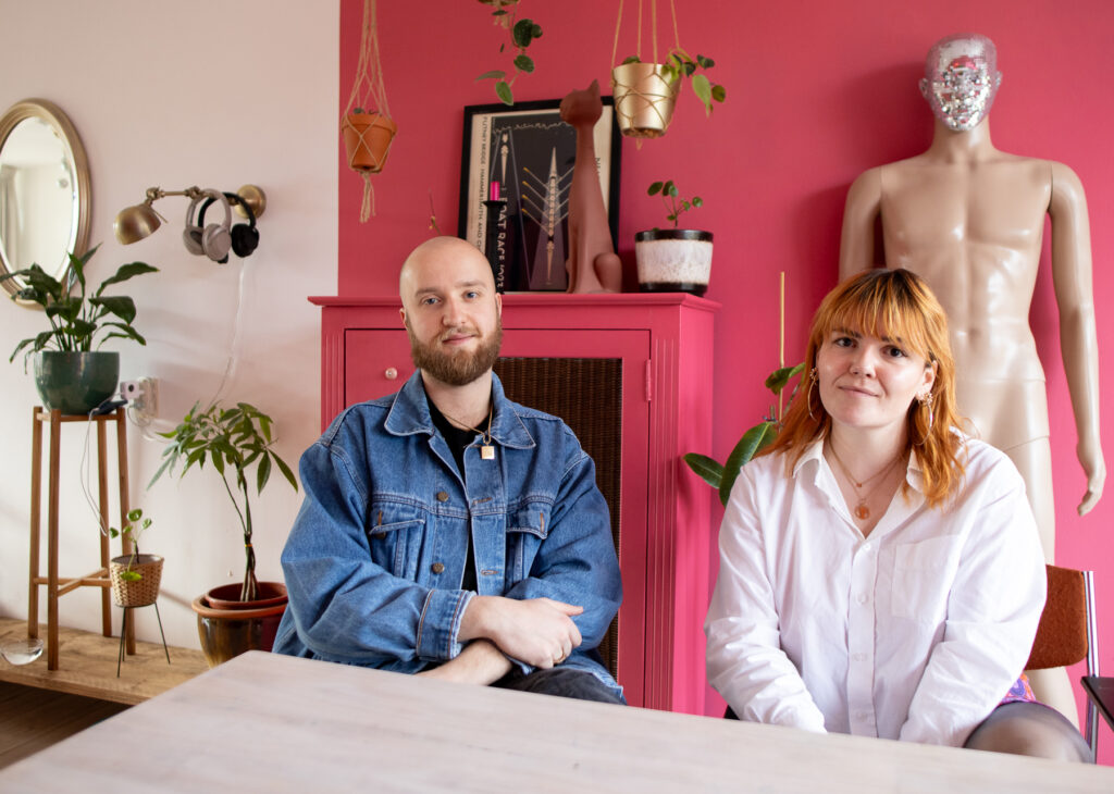 In het huis van Dorens en Mathijs is de muur roze en staat een paspop: 'Ik kocht het zonder te ...