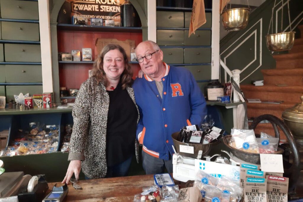 Youp van 't Hek slaat Zwolse Balletjes in (en ook deze BN'ers houden van Zwolse lekkernijen ...