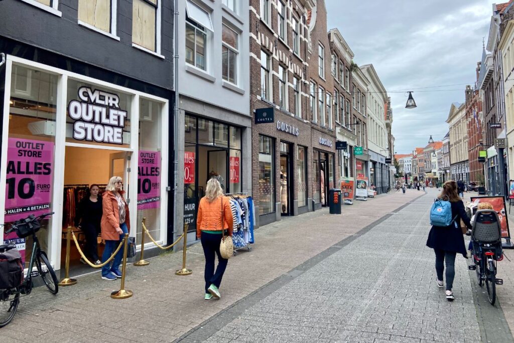 'Alles 10 euro': deze nieuwe outletstore vind je in hartje Zwolle - indebuurt Zwolle