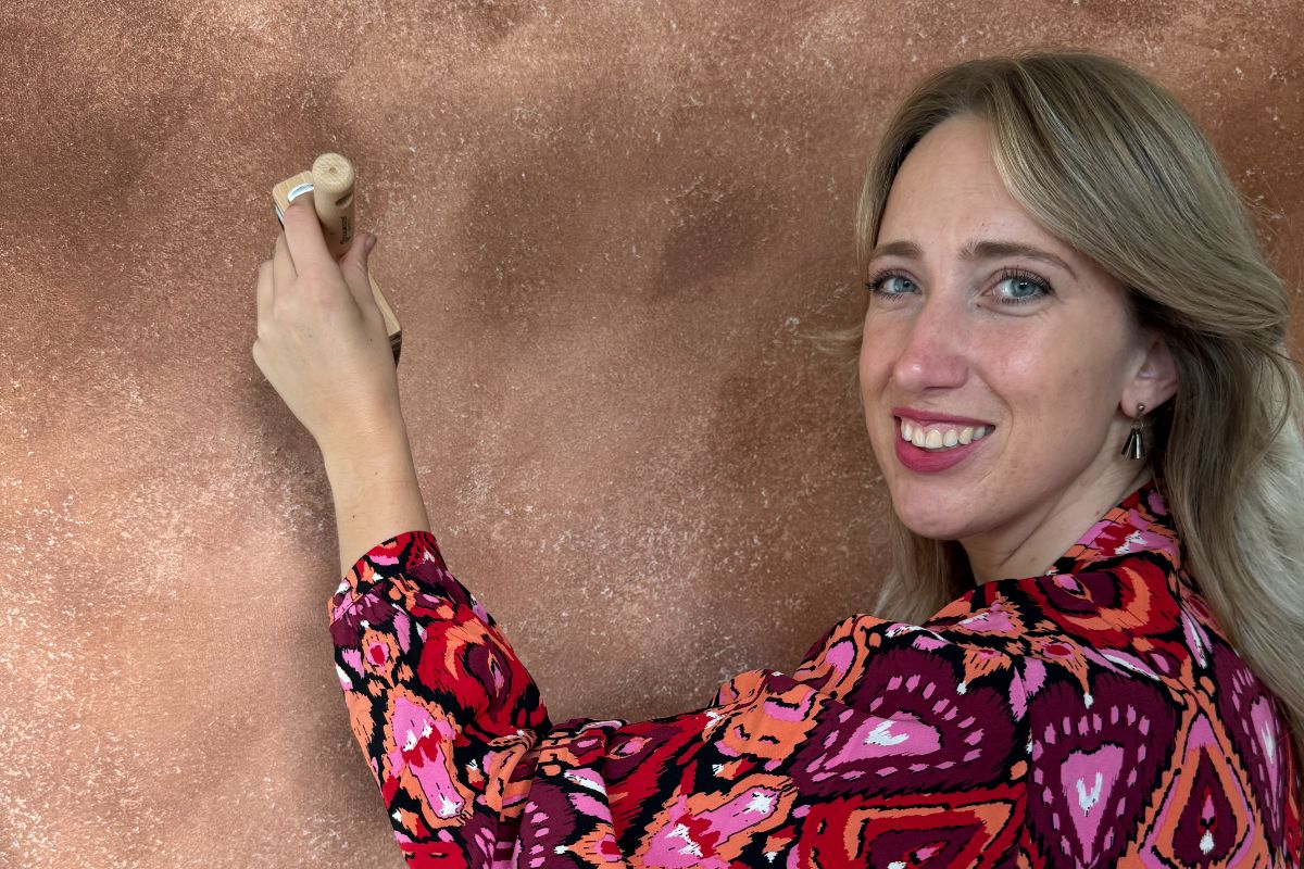 Maaike heeft 'gouden handjes' en schildert verf met een betonlook ...