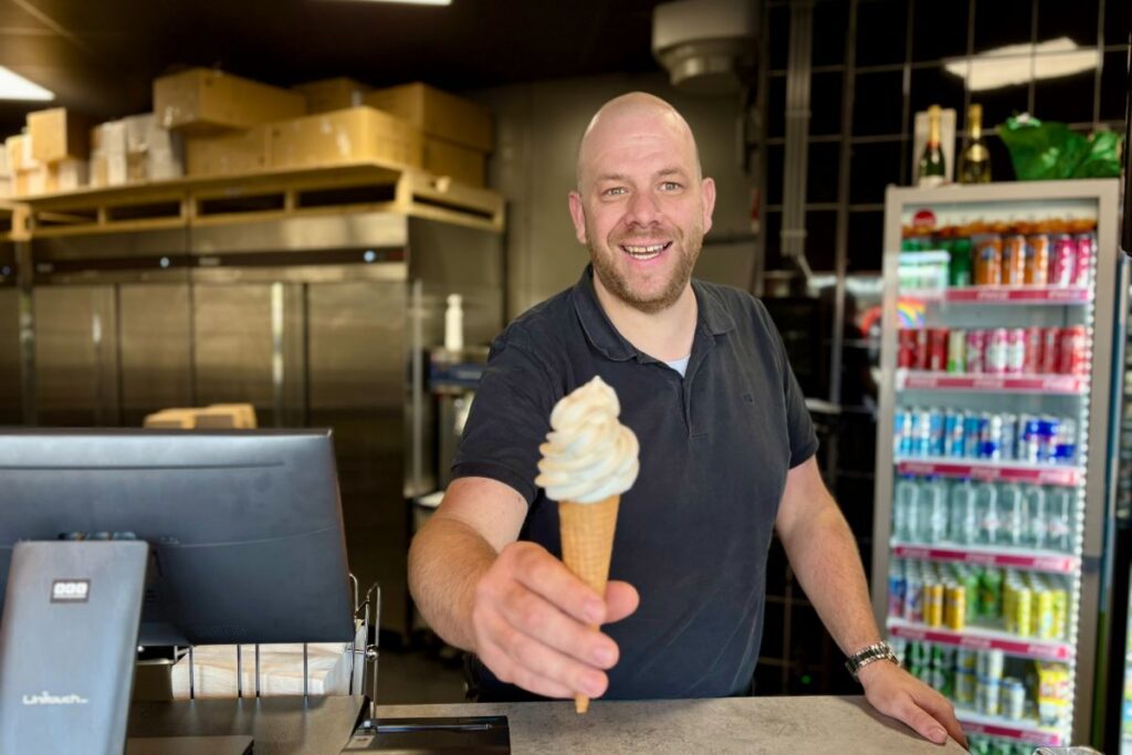 'O, jullie zijn er weer!' Roderick heropent bekende cafetaria in Zwolle ...