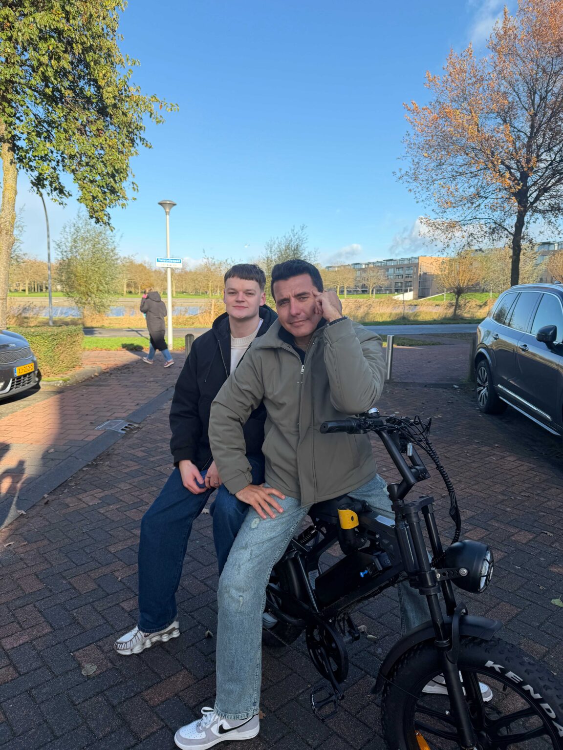 Populaire Niek uit Zwolle strikt Jan Smit voor fatbike-video: 'Toch wel ...