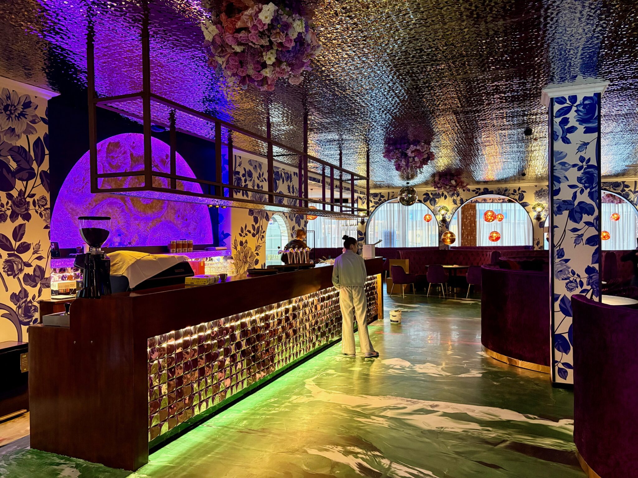 Draaiende discoballen en volop paars: een kijkje in het nieuwe ...